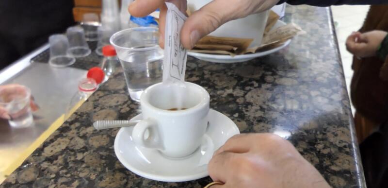 Caffè espresso al bar: nel 2025 diventa (quasi) un lusso - Quotidiano ...